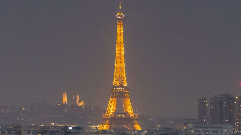 PSG: The Eiffel Tower Engulfed in Thick Black Smoke After Fire ...